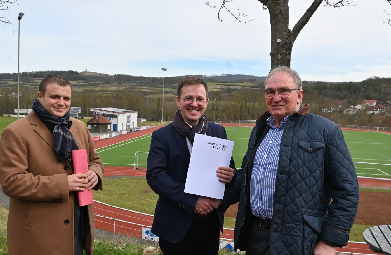 Investitionen auf der Rhönkampfbahn - Erste Kreisbeigeordnete Frederik Schmitt übergibt ...